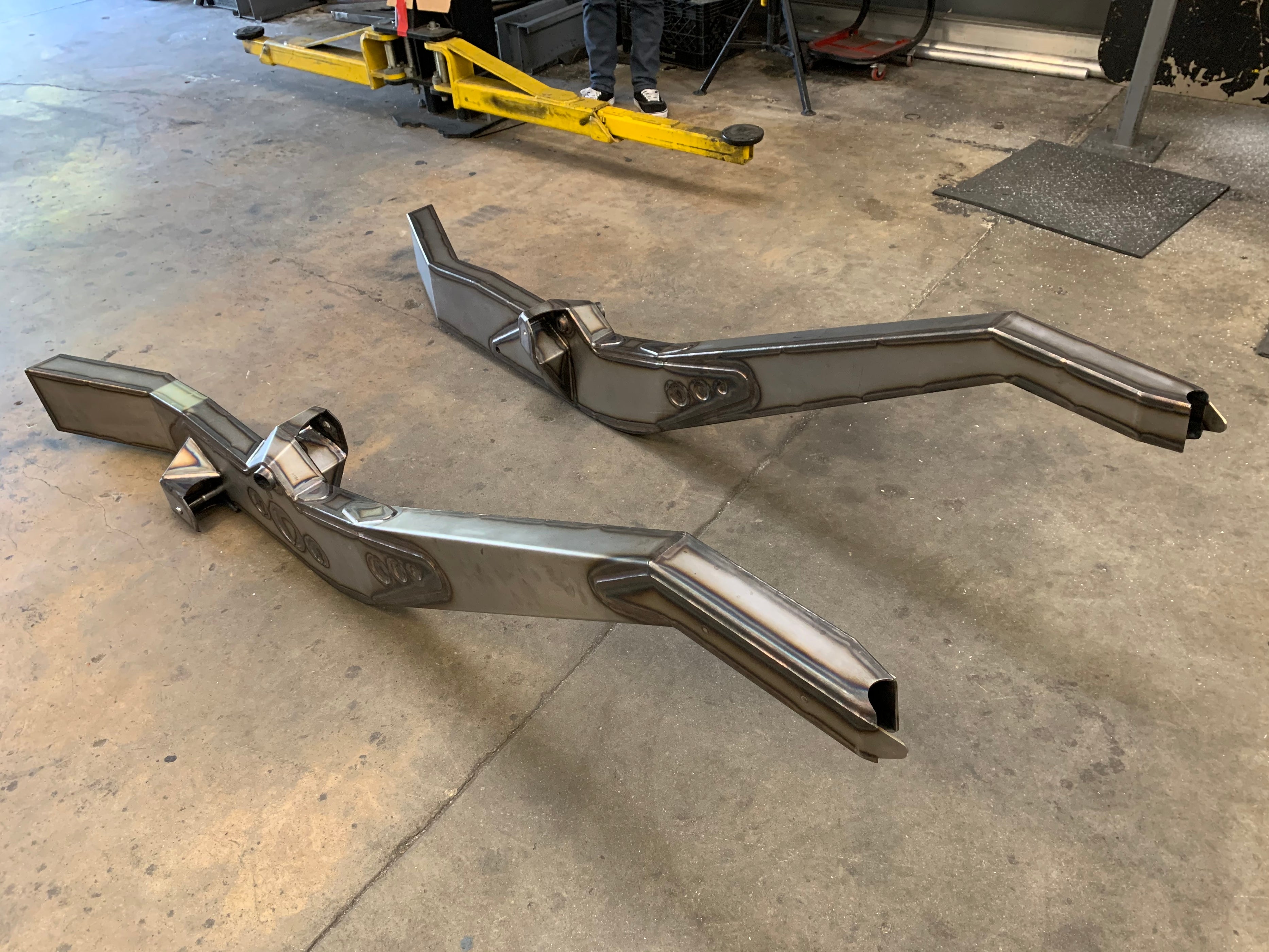 FRAME RAILS WITH INTEGRATED 4-LINK PIVOTS — Kibbetech