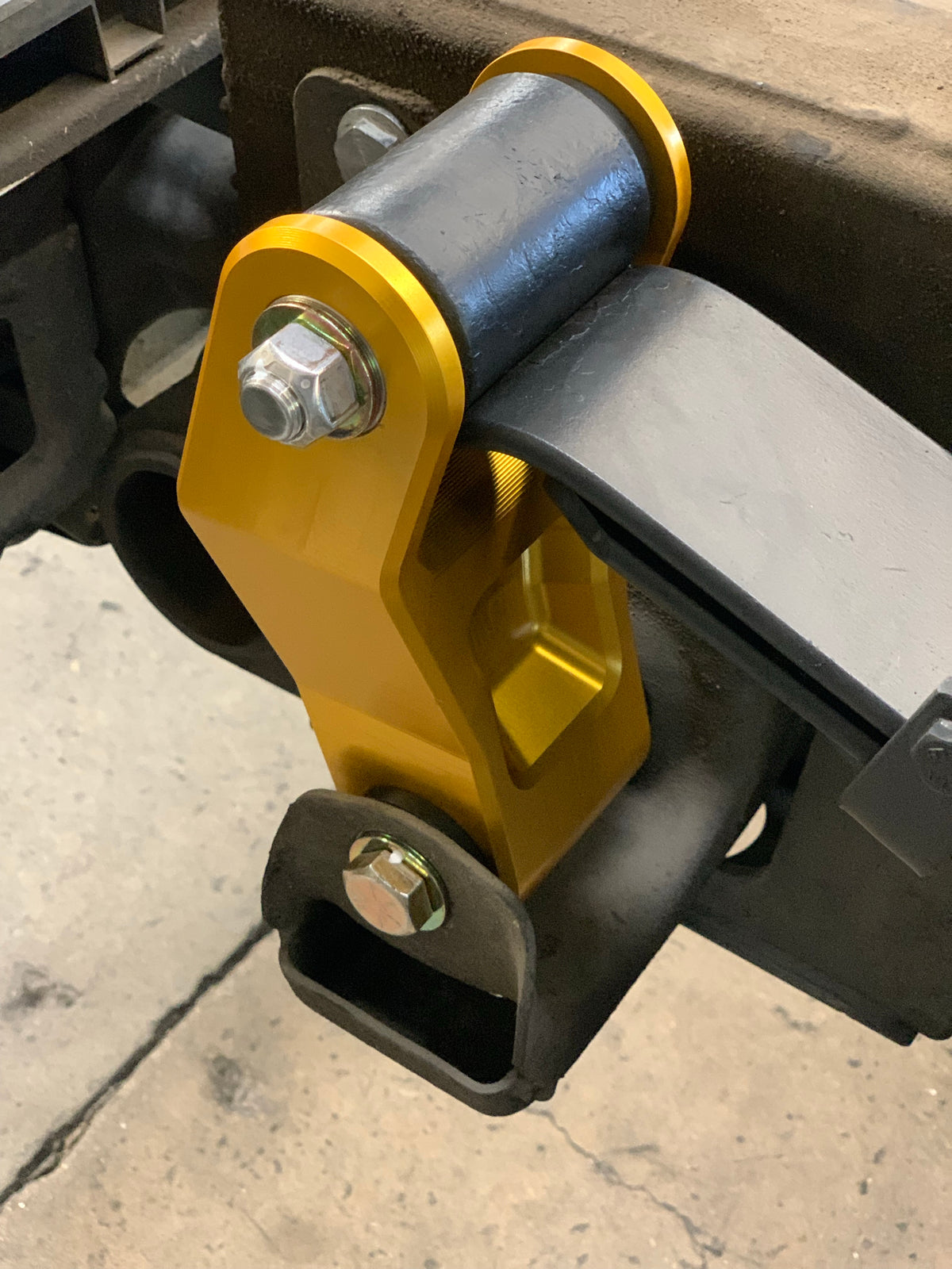 CHEVROLET/GMC 2500/3500 BILLET ALUMINUM SHACKLES — Kibbetech